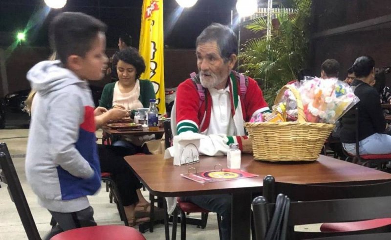 “Mira mamá, tiene mucha hambre”: Niño le compra tacos a un abuelito y llora