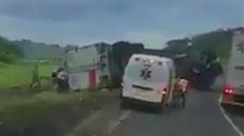Paramédicos se suman a “rapiña” de trailer accidentado en Veracruz (VIDEO)