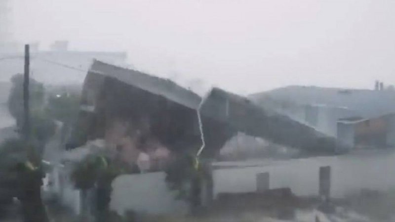 Huracán “Lisa” toca tierra en Belice; este es el momento exacto en que arranca el techo de una casa