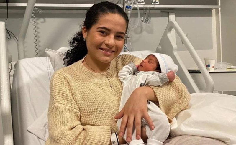 Joven da a luz en pleno vuelo; no sabía que estaba embarazada