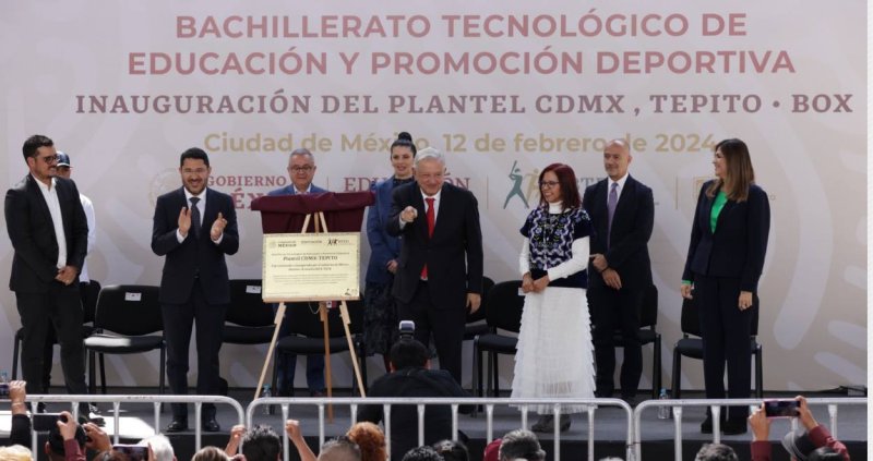 Inauguran AMLO y Martí Batres escuela de box en Tepito